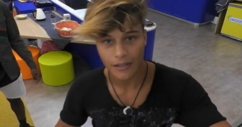Denis Dosio è il più giovane concorrente del Grande Fratello Vip, ma ...
