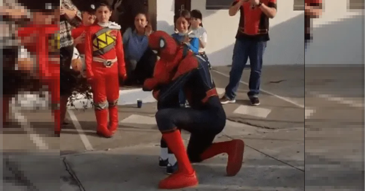 "Spider-Man" arriva a una festa per bambini e li sorprende ballando ...