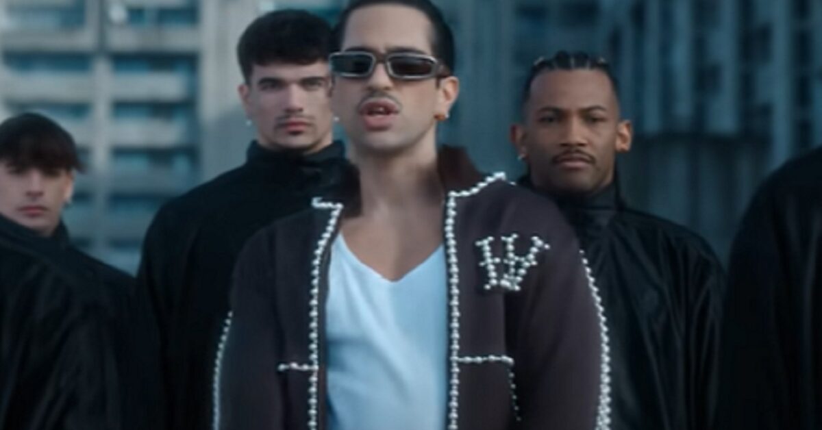 La "Tuta gold" indossata da Mahmood per il videoclip è firmata Louis ...